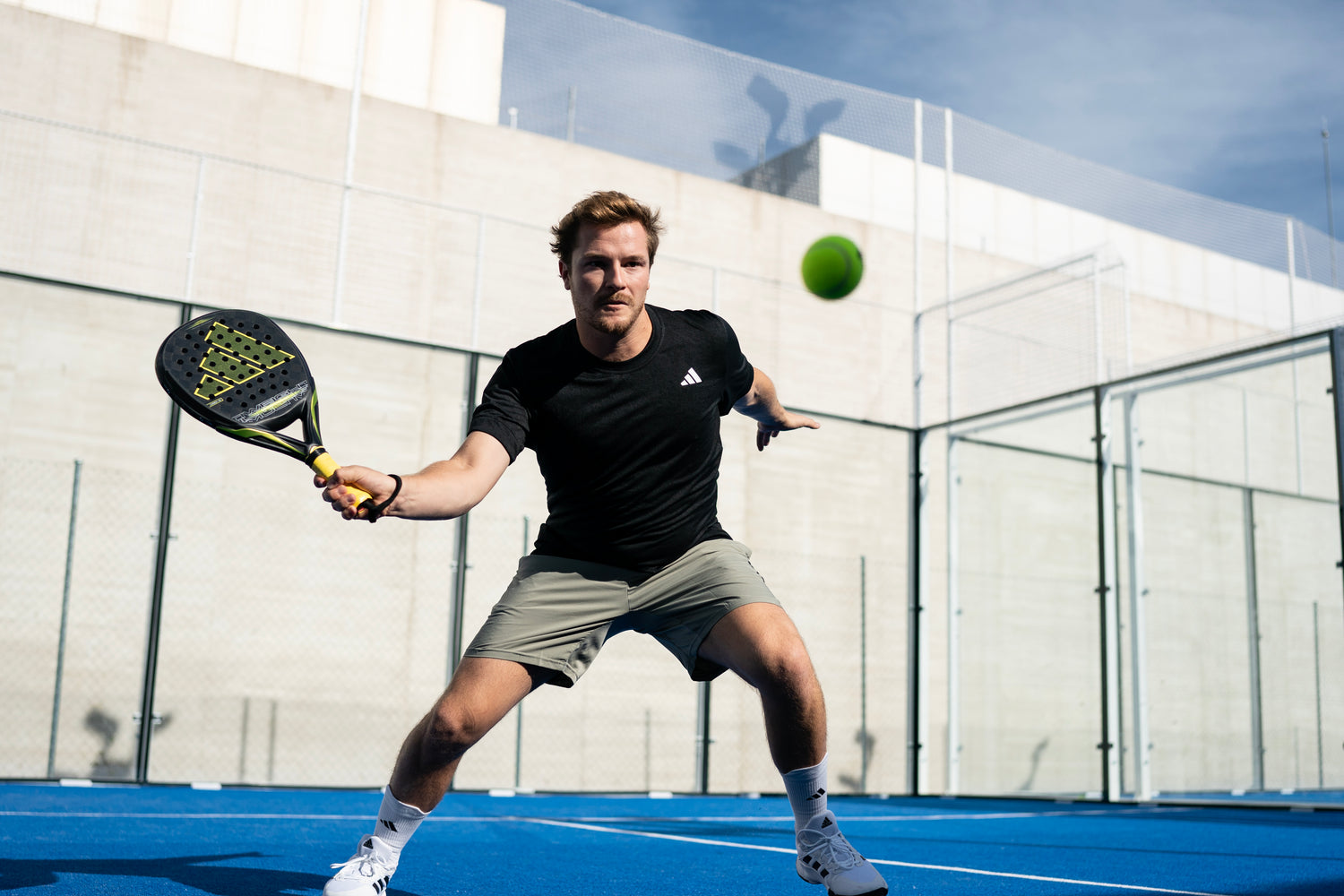 Choosing Between Fiberglass & Carbon Fiber Padel Rackets: Which is Rig ...